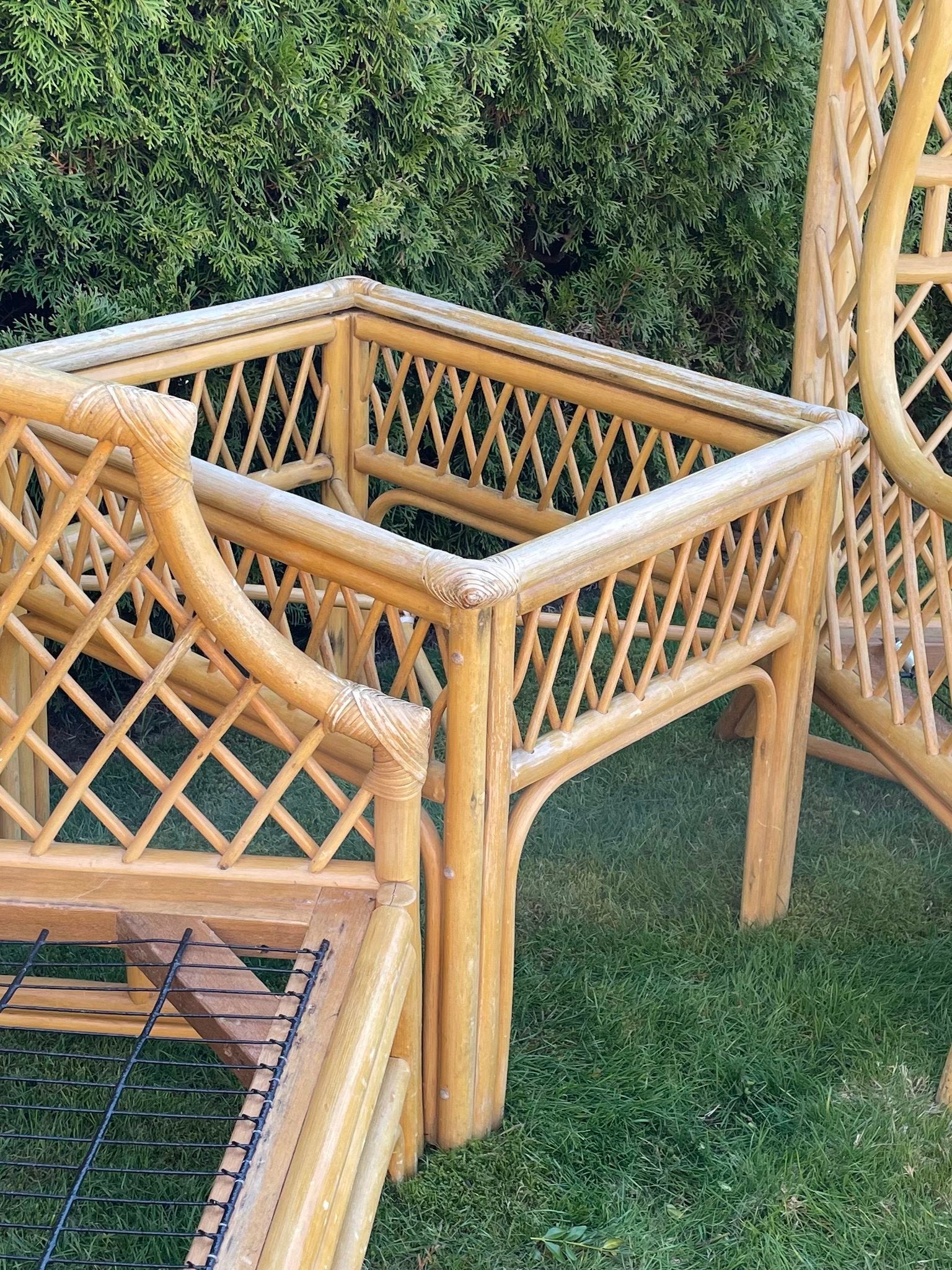 Vintage wicker table and chairs store